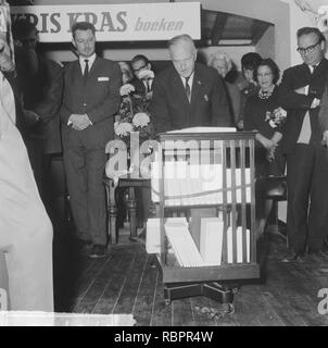 10 jaar Kris Kras (jeugdblad), de opening van de tentoonstelling door ...