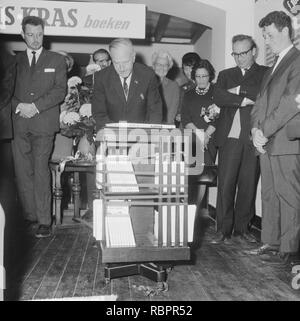 10 jaar Kris Kras (jeugdblad), de opening van de tentoonstelling door ...