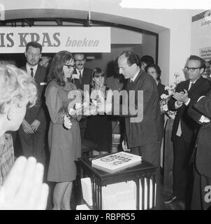 10 jaar Kris Kras (jeugdblad), de opening van de tentoonstelling door ...