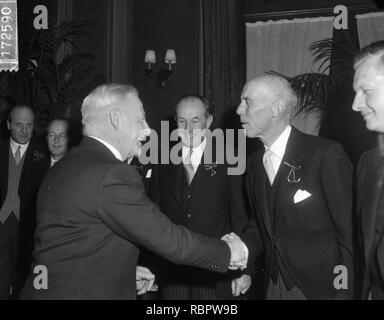 100-jarig bestaan Amsterdamse IJsclubterrein, de voorzitter KNSB de ...