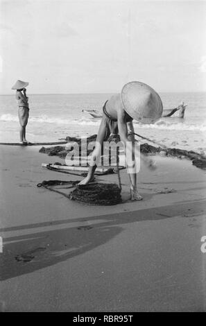 Aan het strand van Tjilatjap wordt druk gevist met behulp van ...