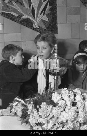 Aankomst van Corine Rottschäfer (miss World 1959) op Schiphol ...