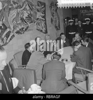 Aankomst van de admiraals Sir Philip Vian en Sir Ralph Edwards op ...