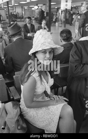 Aankomst Israelische filmster Aliza Gur Miss Israel 1960, speelde in ...