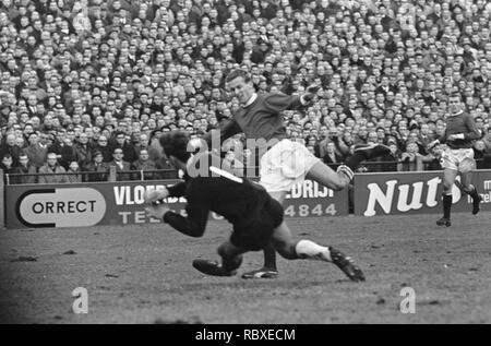 ADO tegen Ajax 2-1, keeper Thie kwam in botsing met Klaas Nuninga ...