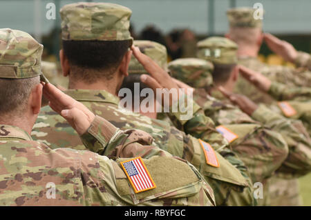 US soldier salute. US army. US troops Stock Photo - Alamy