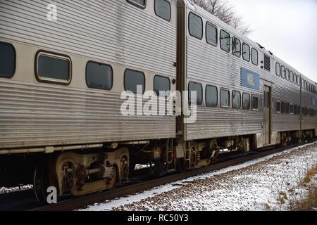 An inbound Metra train transporting commuters to Chicago arriving at ...