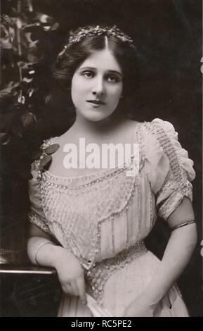 Vintage postcard of Edwardian actress Miss Barbara Deane Stock Photo - Alamy