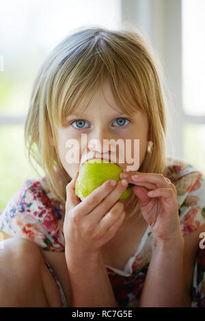 GIRL EATING GREEN APPLE Stock Photo - Alamy