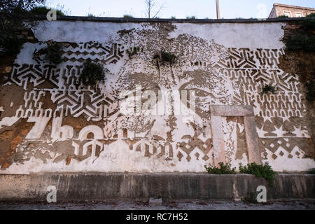 Vhils / Alexandre Farto Street art, Womans head and shoulders wall ...