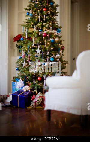 Christmas tree , Christmas trees, Chairs, Christmas presents. Leon ...