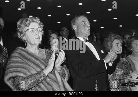 Afscheid Willem van Otterloo als vaste dirigent van Residentie Orkest ...