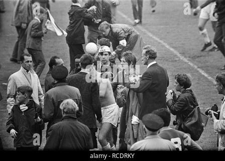 Ajax tegen ADO 2-1. Supporters, Bestanddeelnr 921-3897 Stock Photo - Alamy