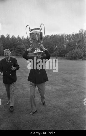 Ajax-voorzitter Jaap van Praag (met sigaar) in gesprek met ...