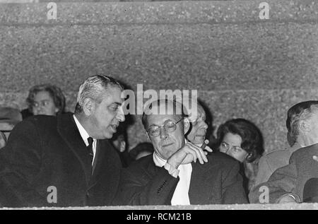 Ajax-voorzitter Jaap van Praag (met sigaar) in gesprek met ...