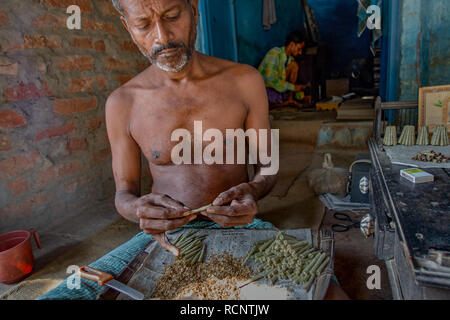 making bidis, the traditional indian cigarettes Stock Photo - Alamy