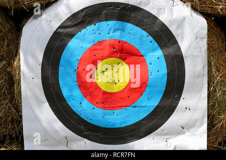 Archery target against hay bales Stock Photo - Alamy