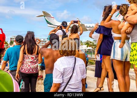 N516MC Private Jet a Gulfstream Aerospace flying in low over Moho bay ...