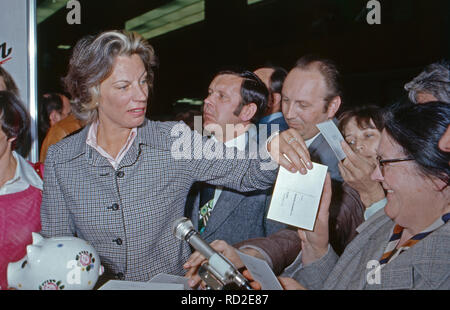 Dr. Mildred Scheel vor dem Sparschwein für die Deutsche Krebshilfe in ...