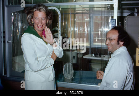 Dr. Mildred Scheel besucht als Schirmherrin der Deutschen Krebshilfe ...