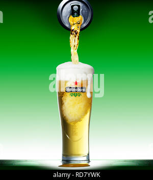 Overflowing beer glass Stock Photo - Alamy