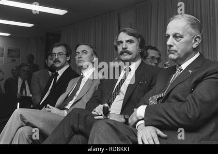 Andre van der Louw (l) bood aan Dolman (r) en Steenkamp zijn boek Als ...