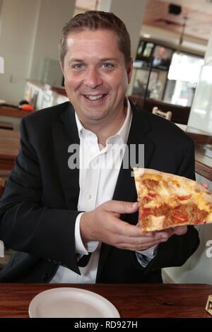 Andrew Scheer at Pie Wood Pizza - 2018 (43064014415 Stock Photo - Alamy