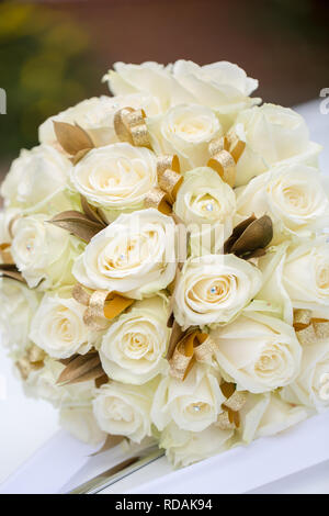 Close up boquet of yellow and white flowers Stock Photo - Alamy