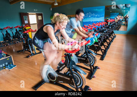 Woman and men in a spinning session Stock Photo - Alamy