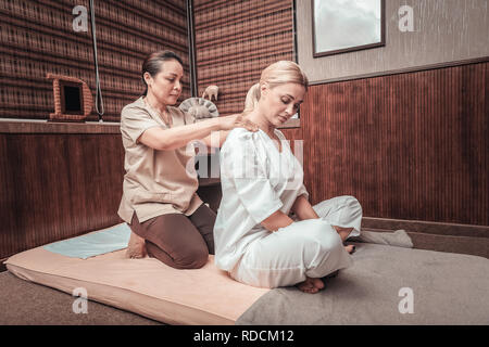 A professional masseuse massaging her female client Stock Photo - Alamy