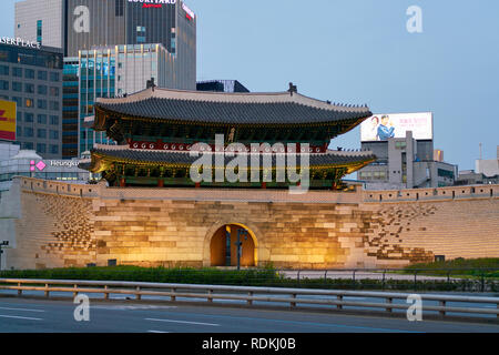 Sungnyemun gate at Night (Namdaemun) in Seoul, South Korea Stock Photo ...