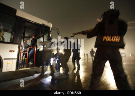 Operational rehearsal, officers of the spezialeinsatzkommando, SEK, a ...