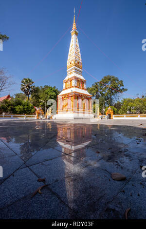 Backlit image, sunrise, pagoda, Thai temple, Buddhist religion, bright ...
