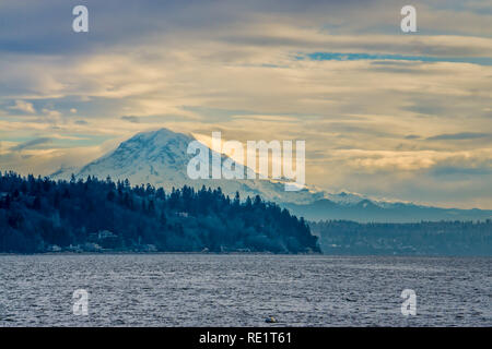 Clouds hover over Mount Rainier Stock Photo - Alamy