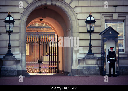 Guard and sentry box, Buckingham Palace, London Stock Photo: 107958614 ...
