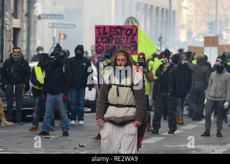 Demonstrators seen at a protest of the yellow vests (gilets jaunes ...