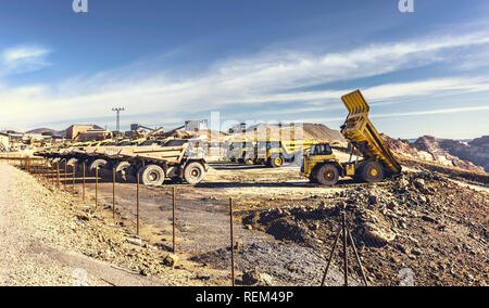 Mechanical unloading Jewson lorry truck of load of insulation blocks ...