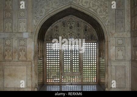 Ornate window in the Red Fort of India Stock Photo - Alamy