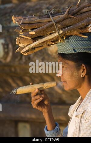 cigar smoking women Bagan/Myanmar Stock Photo - Alamy