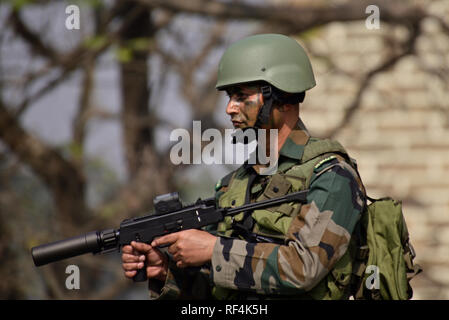 Indian soldier aiming gun Stock Photo - Alamy