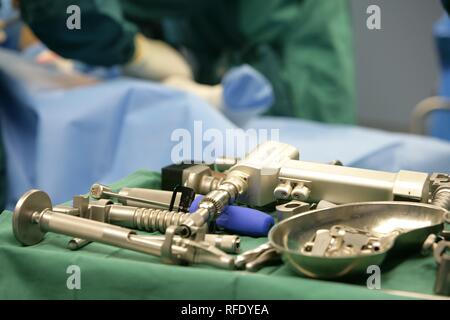 Knee replacement, artifical knee joint, operation Stock Photo - Alamy
