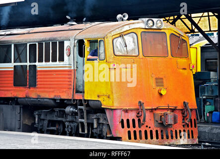 Platform 5 and engine in Hua Lamphong Railway Station, Bangkok ...