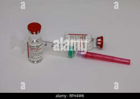 Heparin vials with a syringe and drawing up needle Stock Photo - Alamy