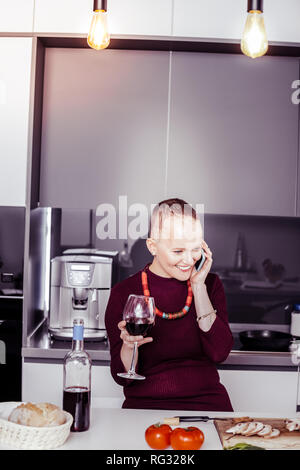 Smiling female person talking per telephone Stock Photo - Alamy