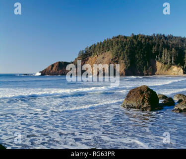 USA, Oregon, Ecola State Park, Sunset over sea stack at Indian Beach ...