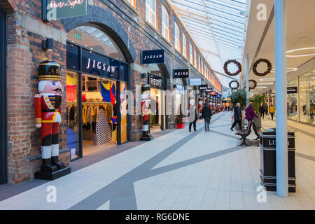 Shoppers at Swindon Designer Outlet Stores, Swindon, Wiltshire Stock ...
