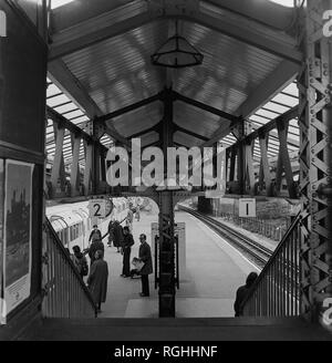 Archive image of commuters on a Northern Line escalator, London ...