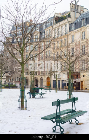 Benches under snow at a city park at winter Stock Photo - Alamy