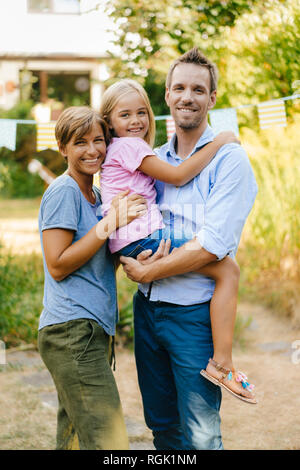 Few people stand in front of the closed Hussein Mosque due to the ...