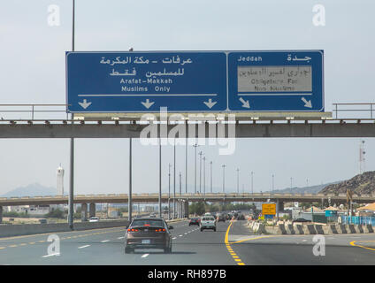 Makkah road sign, Mecca province, Taïf, Saudi Arabia Stock Photo - Alamy